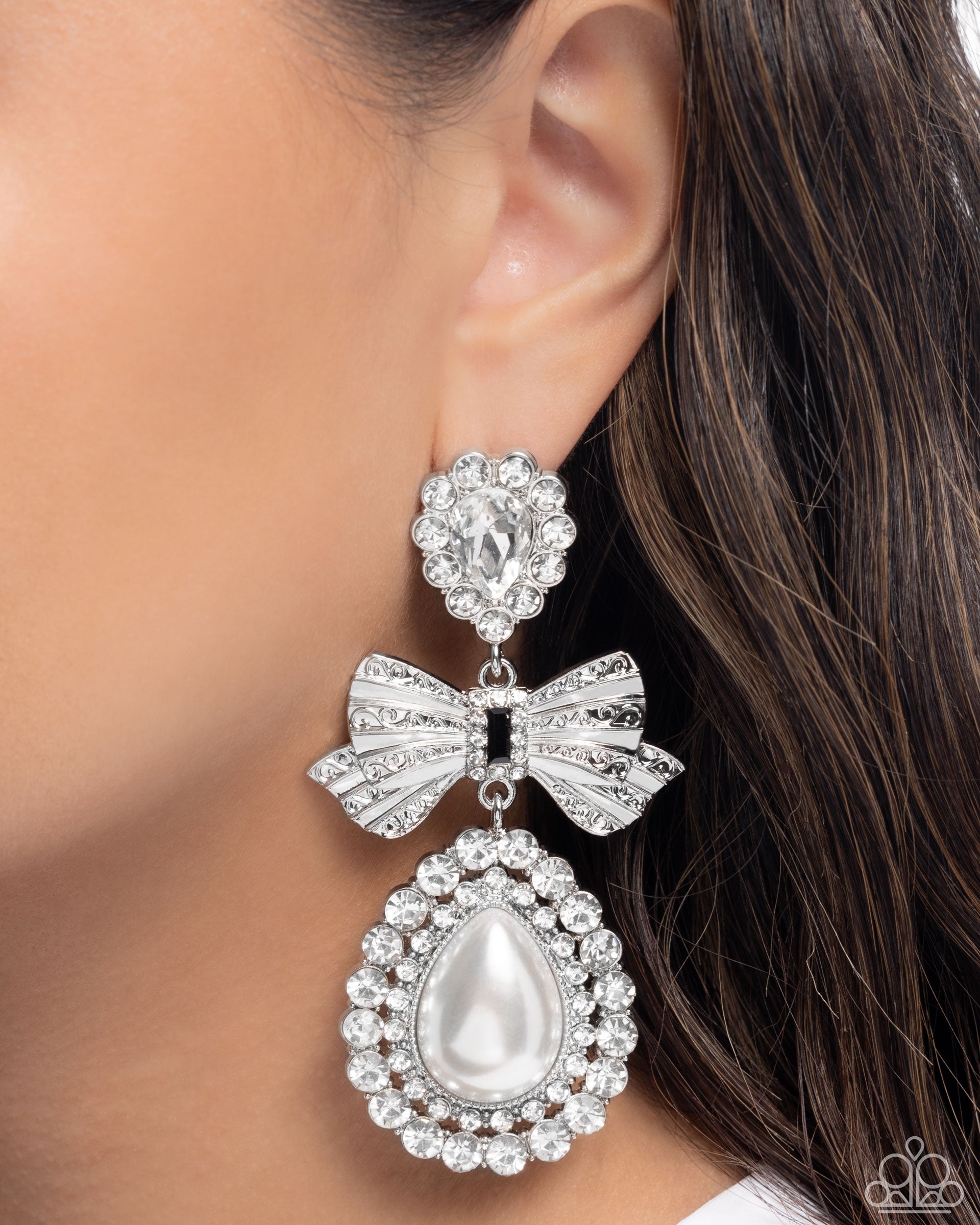 Paparazzi Alluring Aesthetic - White – Studio Bling by Glam With Mack